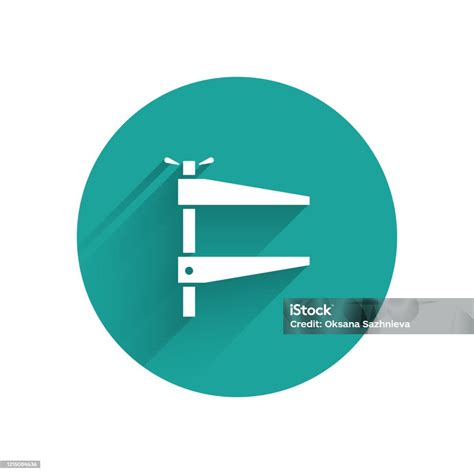 긴 그림자로 격리된 흰색 클램프 도구 아이콘입니다 자물쇠 장인 도구 녹색 원 버튼입니다 벡터 일러스트레이션 강철에 대한 스톡