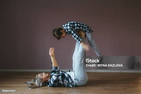 젊은 스포티 한 어머니와 작은 아들이 함께 스트레칭 체조 를하고 2명에 대한 스톡 사진 및 기타 이미지 2명 가정의 방