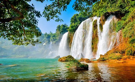 Водопад стекает по скале в озеро Cascadas Paisaje Increibles Paisajes
