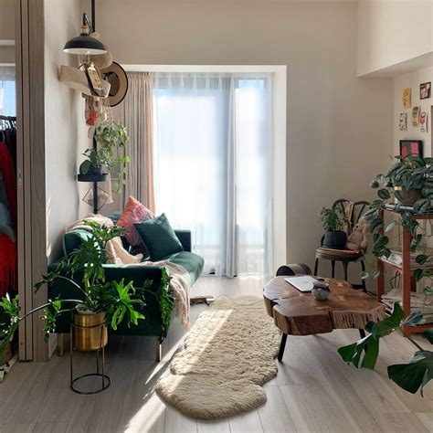 グリーンのソファを中心に気分があがる空間をつくる一人暮らしの2LDKインテリア goodroom journal