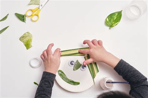 집에서 예술을하고 접착제를 사용하여 유아 소년 아이의 최고 보기 닫기 유아를위한 재미 종이와 접착제 공예 어린이 예술 프로젝트