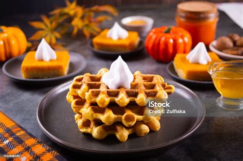 꿀 토핑과 전통적인 미국 수제 파이 조각을 곁들인 가을 수제 호박 향신료 와플 가을에 대한 스톡 사진 및 기타 이미지 가을 거품 내기 건강한 식생활 Istock