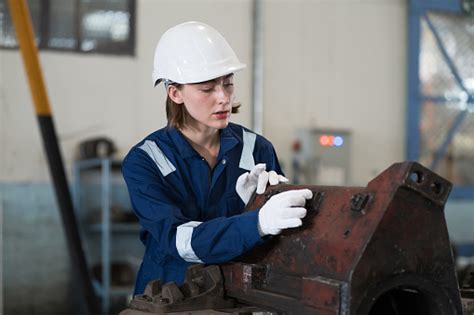 안전 유니폼 헬멧 및 장갑을 착용하고 산업 공장에서 Cnc 기계의 부품 품질을 검사하고 검사하는 여성 엔지니어 노동자 백인 여성 기술자 노동자 유지 보수 선반 기계 20