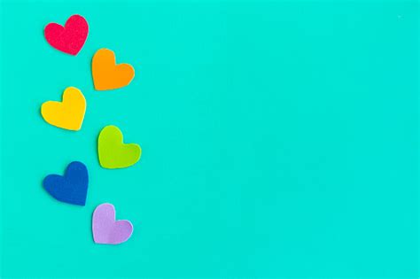 녹색 배경에 Lgbtq 색상의 하트 상단 보기 복사 공간 0명에 대한 스톡 사진 및 기타 이미지 0명 공동체 낮 Istock