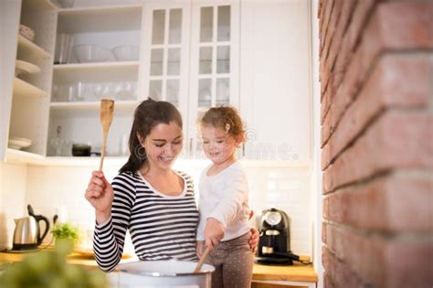 Madre Con Su Hija En La Cocina Que Cocina Junto Imagen De Archivo Imagen De Muchacha Lazo