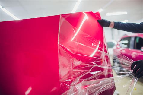 자동차 포장 전문 자동차 포장 보호 필름 요트 보트 선박 자동차 모바일 홈에 비닐 호 일 또는 필름을 퍼 팅 핑크 레드 필름 핸드 풀 과로에 대한 스톡 사진 및 기타 이미지