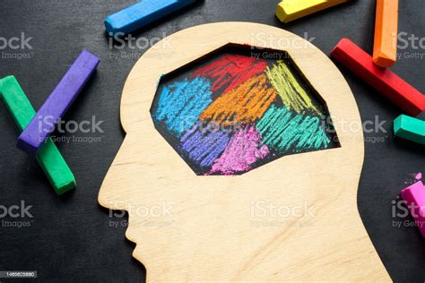 머리는 색깔있는 크레용으로 칠해져 있습니다 신경 다양성 또는 자폐증 개념 사회적 포용에 대한 스톡 사진 및 기타 이미지