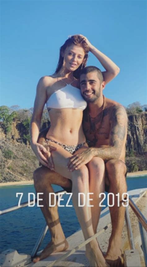 Cíntia Dicker Posa De Biquíni E Exibe Corpaço Ao Lado De Pedro Scooby