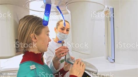 닥터는 현대 실험실 치과 진료소에서 치아와 턱의 이미지 3dx 선 기계 3d 디지털 스캐너 단층 촬영을 취합니다 컴퓨터 치과