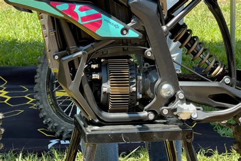 Surron Hyper Bee Elektrikli Motosiklet İlk Bakış