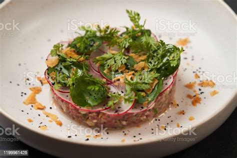 어두운 배경에 흰색 접시에 신선한 야채와 쇠고기 타르타르 요리 감자 칩에 대한 스톡 사진 및 기타 이미지 감자 칩 고기 그릇 Istock
