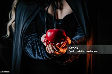 검은 색의 마녀 여성은 유혹 독의 상징으로 빨간 사과를 제공합니다 동화 흰색 눈 마법사 개념 으스스한 할로윈 코스프레 마녀에 대한 스톡 사진 및 기타 이미지 Istock