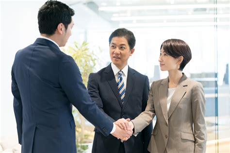 「アライアンス」の意味とは？そのの種類やメリットについてもご紹介！ 大人ノート