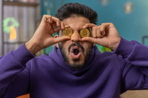 Indian Man Stock Trader Earning Bitcoins Online Monitoring Trading Operations Mining Hold Btc