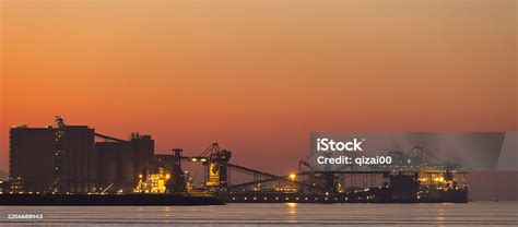 로테르담 유로포르트의 황혼 무렵 저장 시설과 트랙을 밝히다 헤더 이미지 0명에 대한 스톡 사진 및 기타 이미지 0명 경제 공급망 Istock
