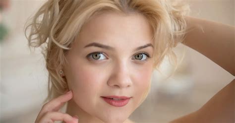 Красивая молодая блондинка