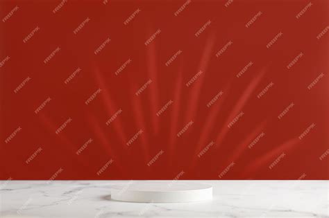 제품 및 포장 모형을 위한 그림자 받침대가 있는 대리석 및 빨간색 배경에 흰색 원형 연단이 있는 빈 무대 프리미엄 사진