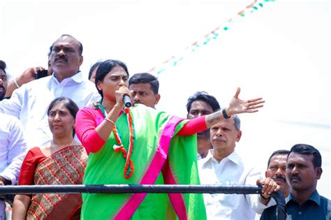 Ysrs Recorded Voice Stars In Sharmilas Kadapa Campaign
