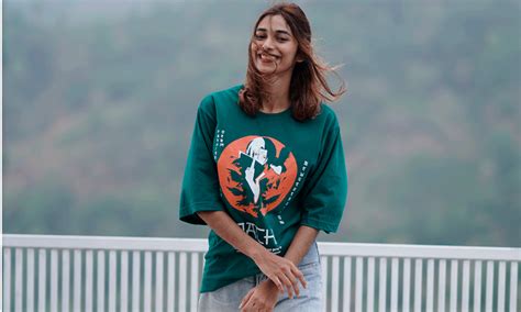 സ ന്തോ ഷ ച്ചി രി യു ള്ള ചി ത്ര ങ്ങ ൾ Makeup Artist Harsha Pathu Madhyamam