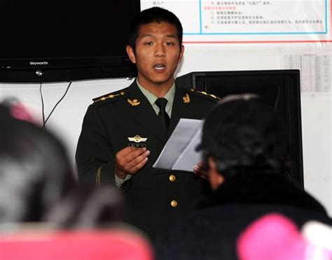 西藏边防官兵为农民办夜校