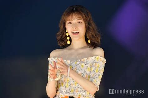 乃木坂46松村沙友理参加时尚盛典 露肩装小短裙性感迷人新浪图片