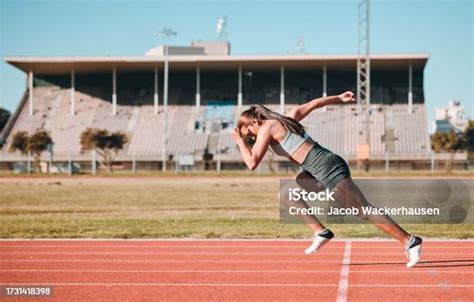 스포츠 인종 및 여성 운동 선수는 피트니스 게임을 위한 경쟁에서 전력 질주를 하거나 트랙에서 에너지 웰빙으로 훈련합니다 빠른