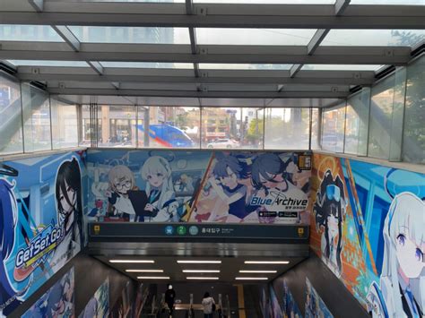 홍대입구역 4번출구 블루아카이브 광고