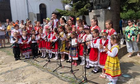 Фолклорен песенен спектакъл на Школата по народно пеене при НЧ