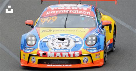 형형색색의 포르쉐 경주용 자동차가 트랙을 따라 질주합니다 사진 Unsplash의 무료 자동차 이미지