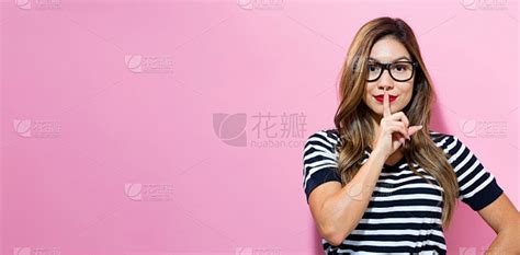 年轻女子安静地做着手势