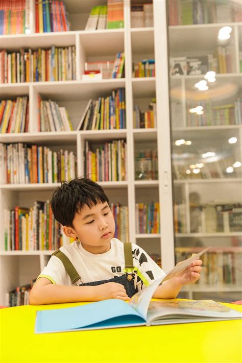 阅读人物素材 阅读人物模板 阅读人物图片高速下载 设图网