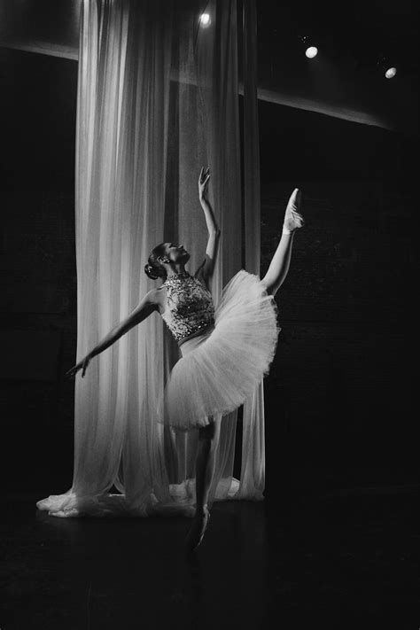 Женщина в юбке танцует · Бесплатные стоковые фото