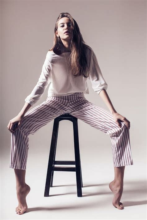 Современная женщина в Striped брюках сидя на стуле Стоковое Изображение