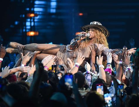 La esposa de Kanye West con los senos prácticamente al aire escandaliza