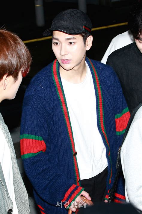 뉴이스트w 아론 흔들리는 눈동자 공항패션