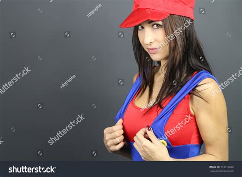 Ni Os Vestidos De Mario Bros M S De Fotos De Stock Con Licencia Libres De Regal As