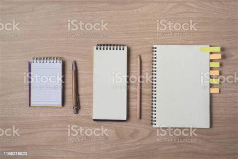 갈색 나무 테이블에 스티커 노트와 연필 메모장 또는 노트북교육 비즈니스 배경에 대 한 사용 개념에 대한 스톡 사진 및 기타