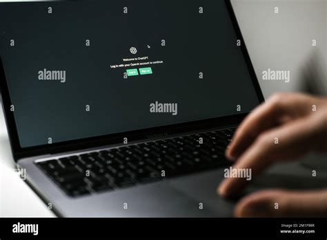Écran avec ChatGPT chat avec ai ou intelligence artificielle Homme