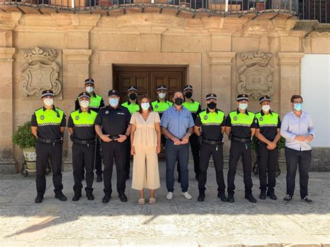 La Alcaldesa Recibe A Los Nueve Policías Locales Que Comienzan