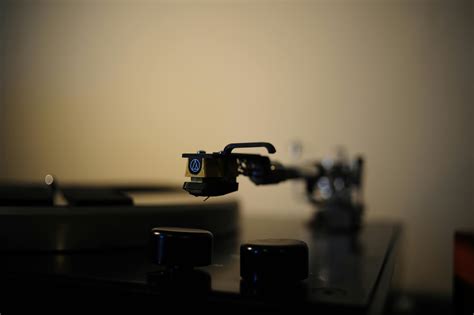 Dj Lp 레코드 거실 그래픽 디자인 독서하는 듣는 라이프스타일 레저 레코드 플레이어 레트로 매거진 목조 테이블 문화 비닐 레코드 빈티지 사운드