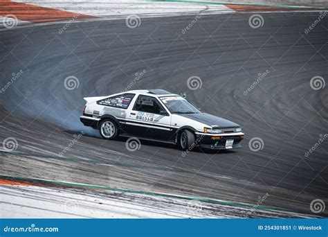Toyota Corolla Sprinter Trueno Ae86 Practicing Drifting Techniques On