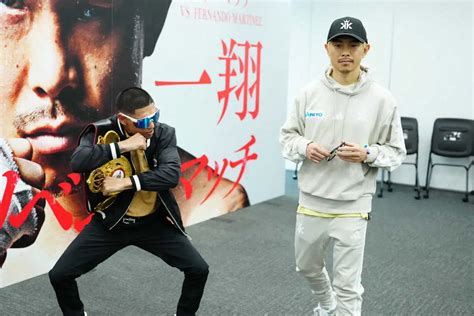 ポーズを取るマルティネス（左）を横目に引き揚げる井岡（撮影・小海途 良幹） スポニチ Sponichi Annex 格闘技