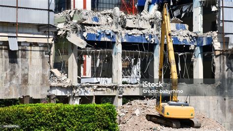 건물 철거 굴착기 굴삭기 및 트럭 청소 잔해 건물 건설 현장 및 계약자를 철거하거나 제거하기 위한 개념 이미지 0명에 대한 스톡 사진 및 기타 이미지 Istock
