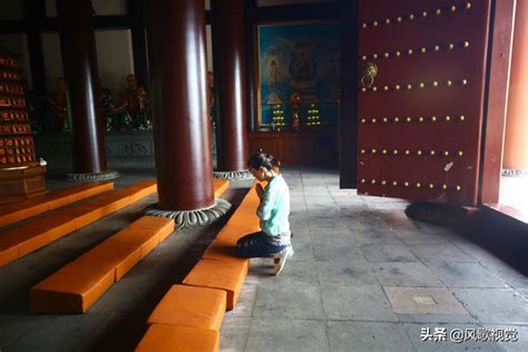 一个人拜佛背影 跪拜背影 背影 第11页 大山谷图库