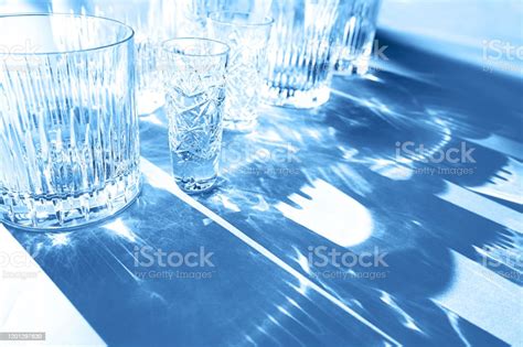 클래식 한 파란색 배경에 안경과 그림자로 만든 트렌디 한 색상 패턴 0명에 대한 스톡 사진 및 기타 이미지 0명 2020년