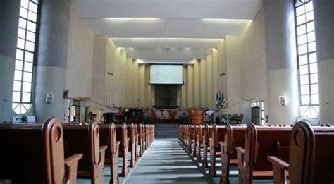 Mulher é presa após entrar nua em igreja evangélica cantando Reais Por Dentro Do Assunto
