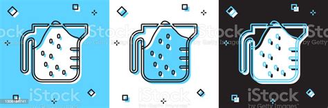 측정 컵을 설정하여 파란색과 흰색 검은 색 배경에 고립 된 건조하고 액체 음식 아이콘을 측정합니다 손잡이가 달린 플라스틱 졸업 비커 벡터 가정 생활에 대한 스톡 벡터 아트