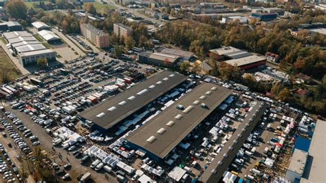 Kochamy tę formę zakupów Giełda w Wapienicy nie boi się sieciówek i centrów handlowych