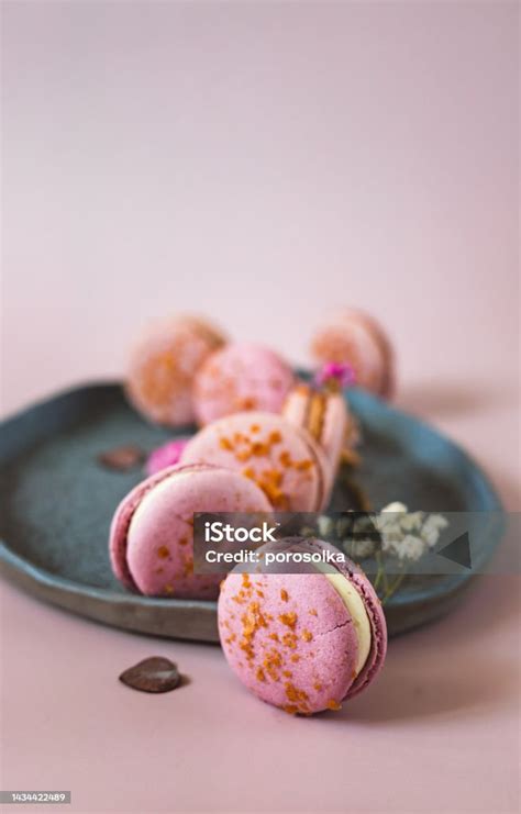 분홍색 배경에 커피와 바닐라가 채워진 프랑스 또는 이탈리아 마카롱 차 또는 커피 브레이크를위한 디저트 음식 배경 파스텔 색상 0명에 대한 스톡 사진 및 기타 이미지 Istock