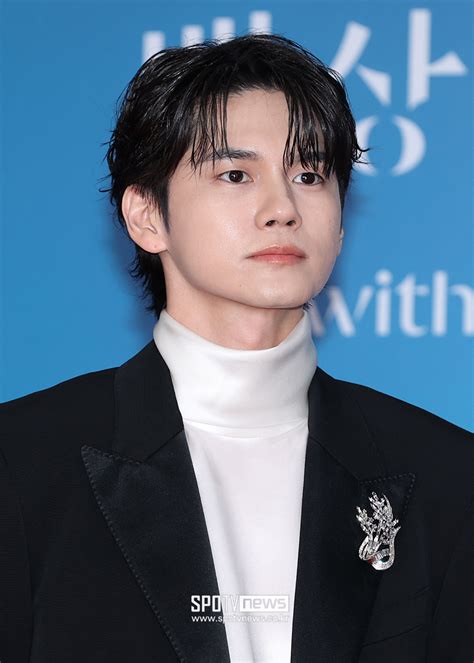 [포토s] 옹성우 작은 얼굴에 꽉 찬 이목구비
